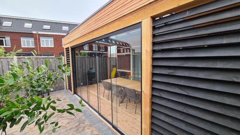 Houten overkapping met glazen schuifdeuren | PreWood Outdoor